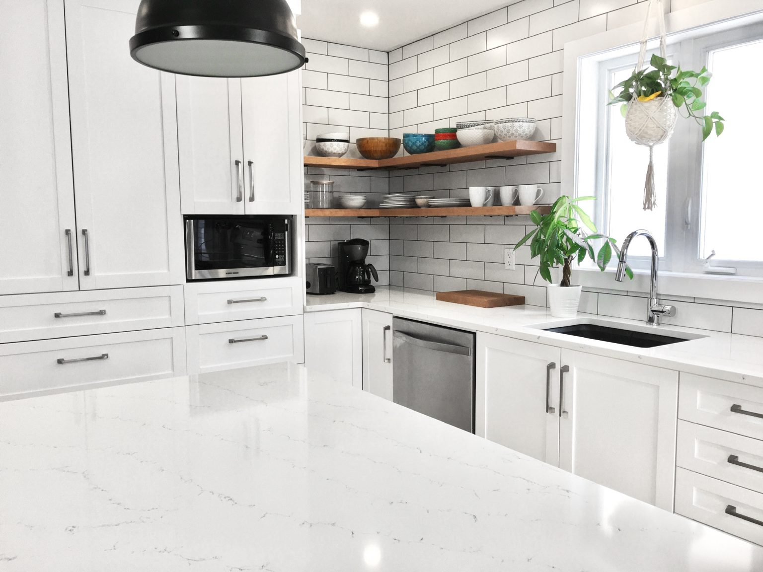 Intégration de tablettes murales en cuisine | Design | Espace NZ